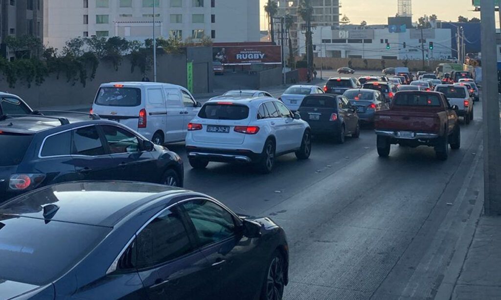 Reportan tráfico infernal en Tijuana tras cierre de la Vía Rápida este ...